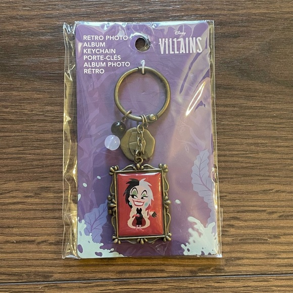 Disney | Accessories | New Disney Villains Cruella Deville Locket ...